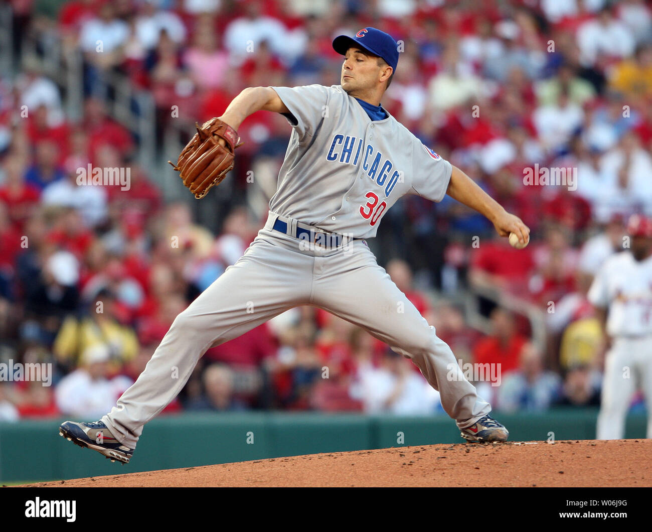 Chicago Cubs starting pitcher Ted Lilly delivers a pitch to the St ...