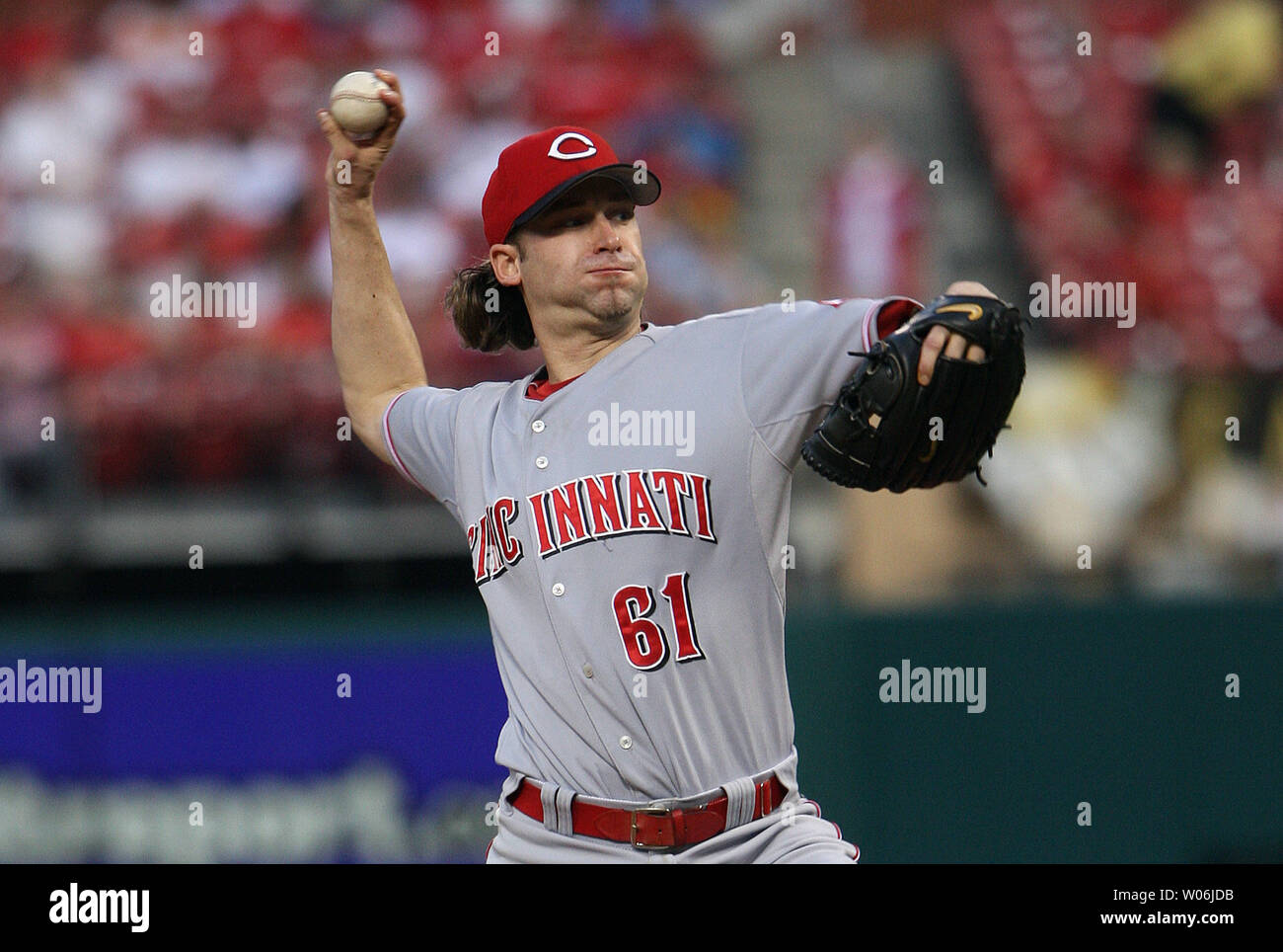 Cincinnati Reds starting pitcher Bronson Arroyo delivers a pitch to the ...