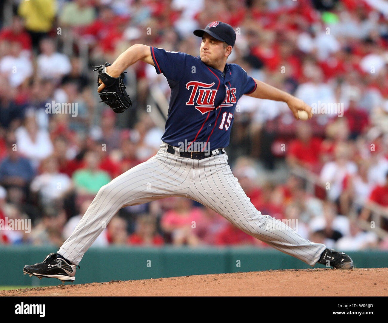 Minnesota Twins starting pitcher Glen Perkins delivers a pitch to the ...