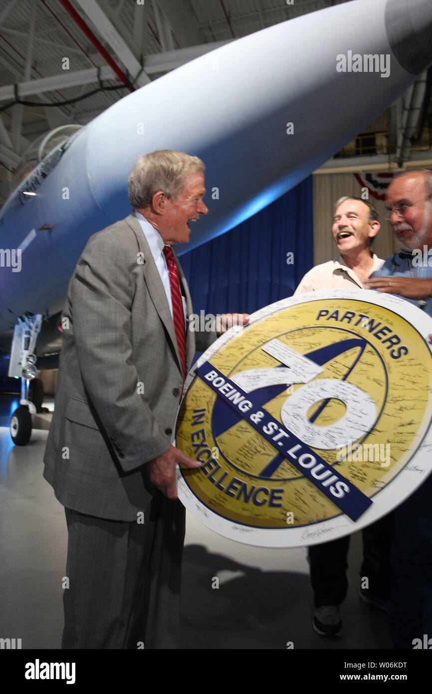 Sen. Christopher "Kit" Bond (R-Mo.) (L) accepts a autographed gift from ...