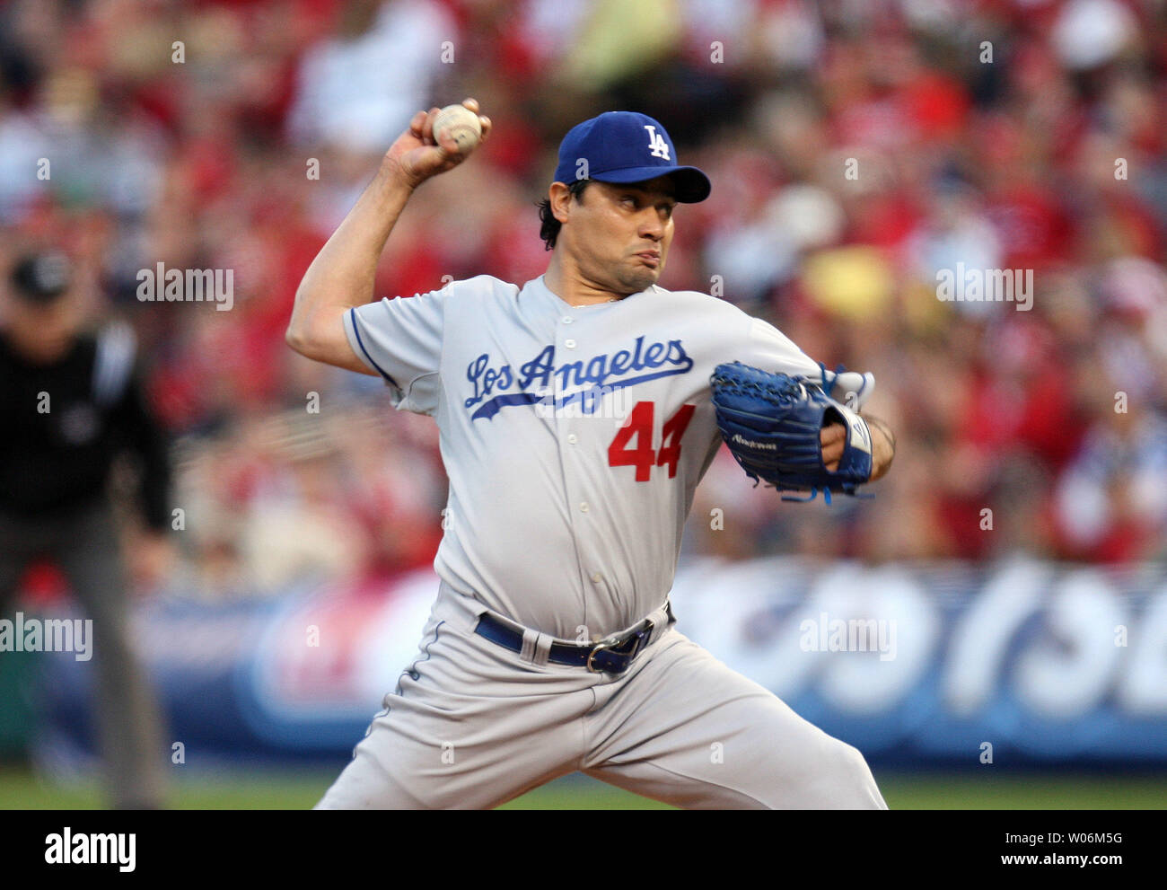 Los Angeles Dodgers pitcher Vicente Padilla delivers a pitch to the St ...