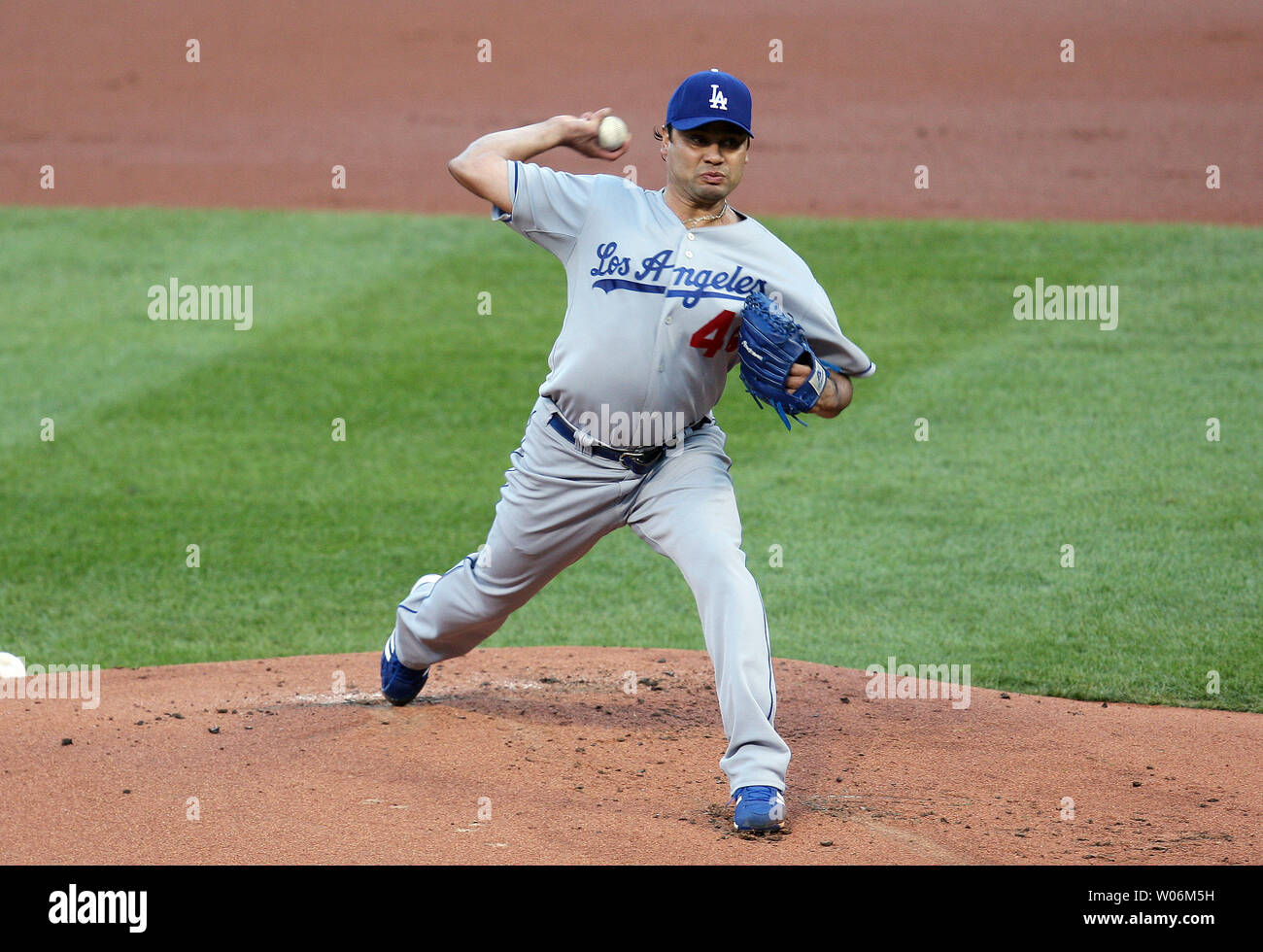 Los Angeles Dodgers starting pitcher Vicente Padilla delivers a pitch ...