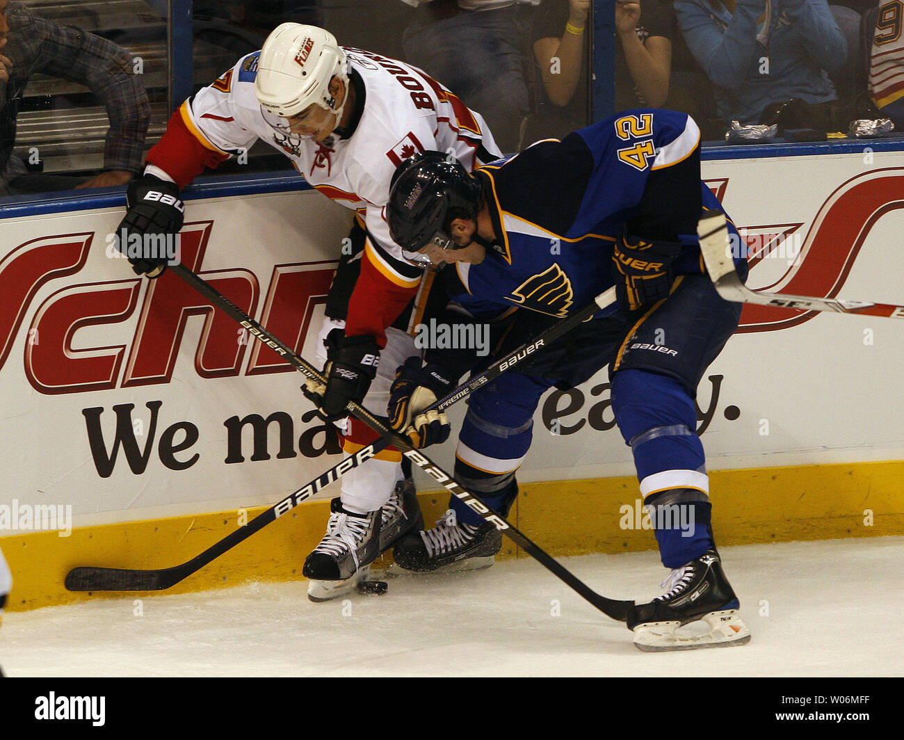 Hockey puck lock hi-res stock photography and images - Alamy