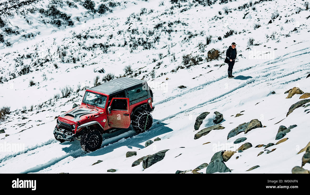 Record of jeep wrangler motorcade snowy mountain cross-country crossing ...