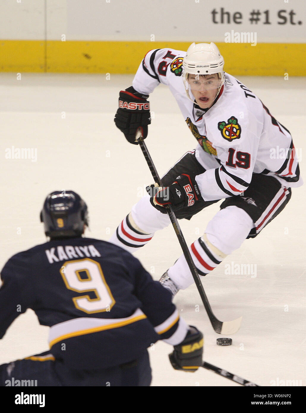 Chicago Blackhawks Jonathan Toews (19) makes a move to get around St ...