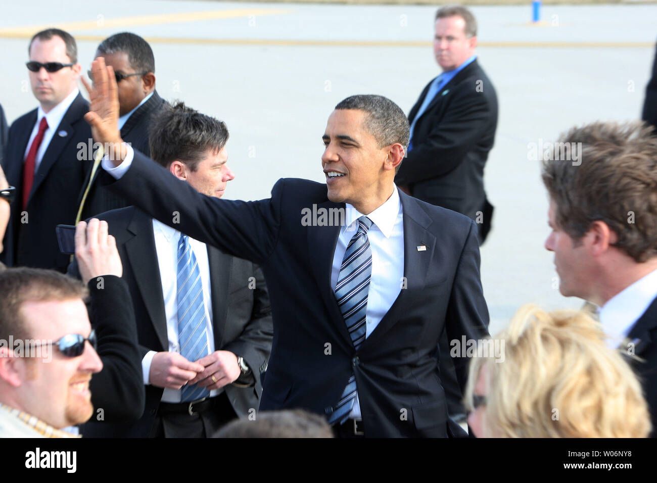 U.S. President Barack Obama waves to supporters as he arrives at ...