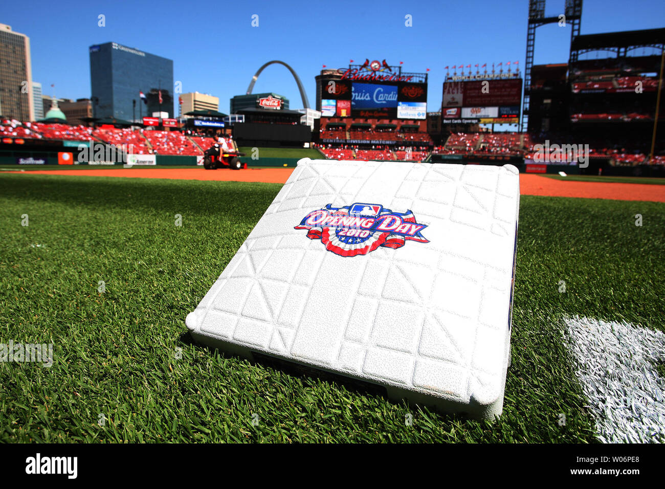 Busch Stadium head groundskeeper Billy Findlay smooths the infield dirt ...