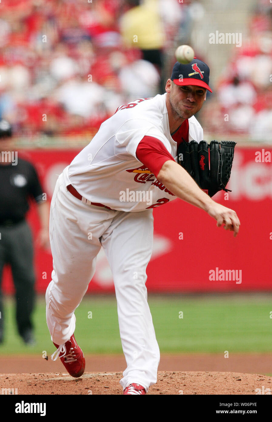 St. Louis Cardinals starting pitcher Chris Carpenter delivers a pitch ...