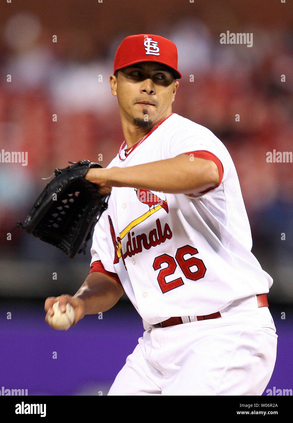 St. Louis Cardinals starting pitcher Kyle Lohse delivers a pitch to the ...