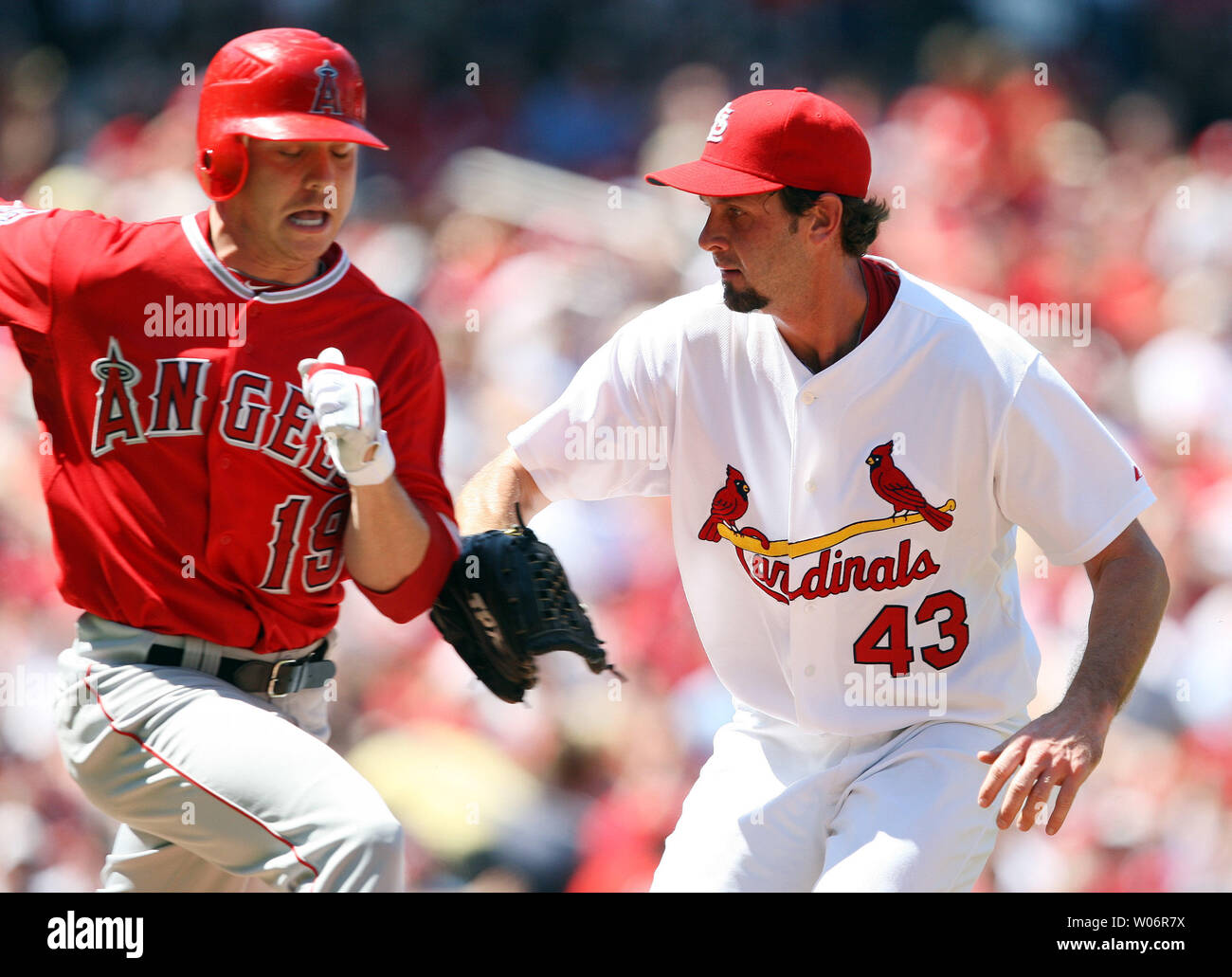 St. Louis Cardinals pitcher Trever Miller (R) runs down Los Angeles ...