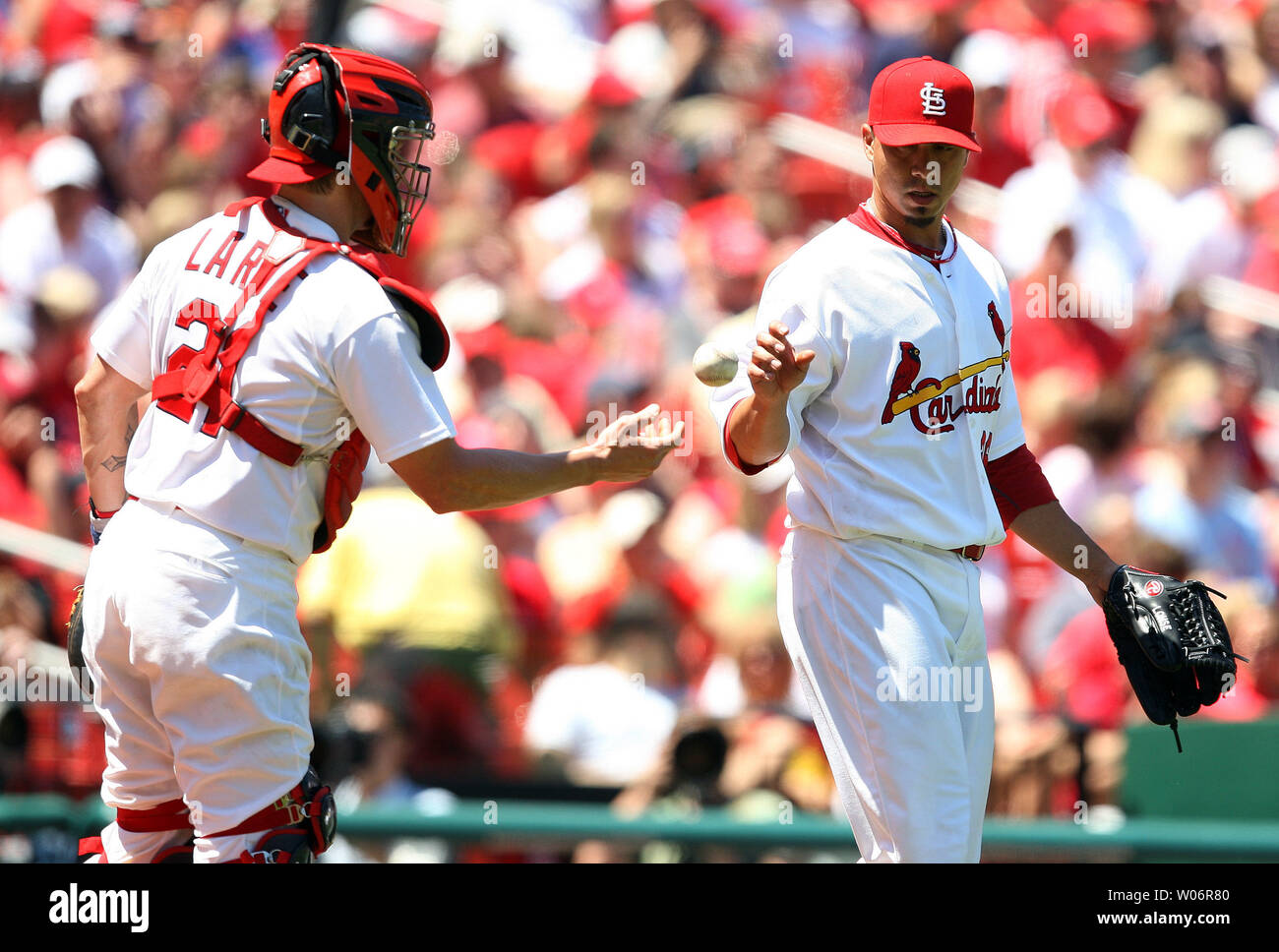 St. Louis Cardinals starting pitcher Kyle Lohse (R) takes the baseball ...