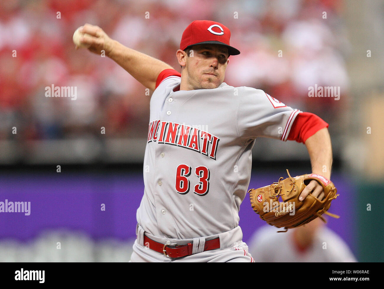 Cincinnati Reds starting pitcher Sam LeCure delivers a pitch to the St ...
