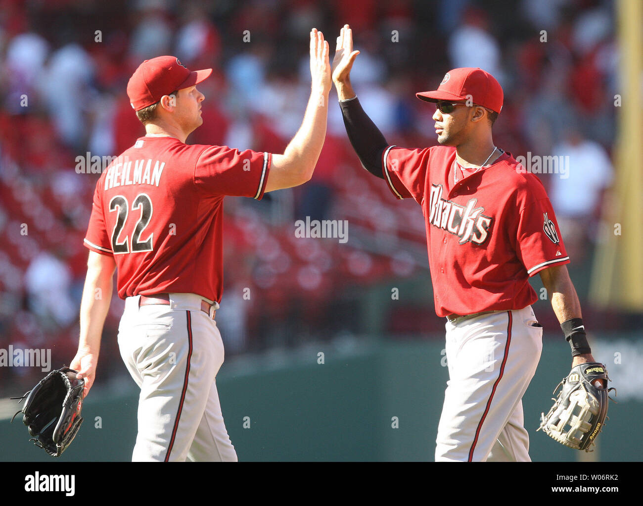 Arizona Diamondback pitcher Aaron Heilman (L) slaps hands with Chris ...
