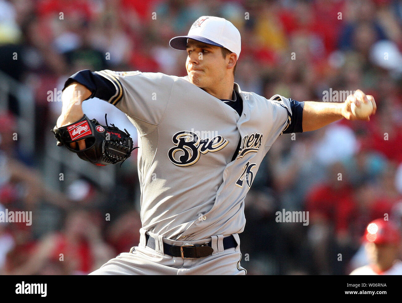 Milwaukee Brewers starting pitcher Manny Parra delivers a pitch to the ...