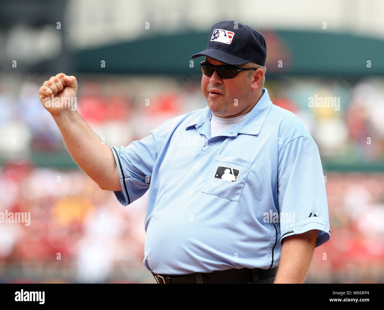 Baseball umpire signals out hi-res stock photography and images - Alamy