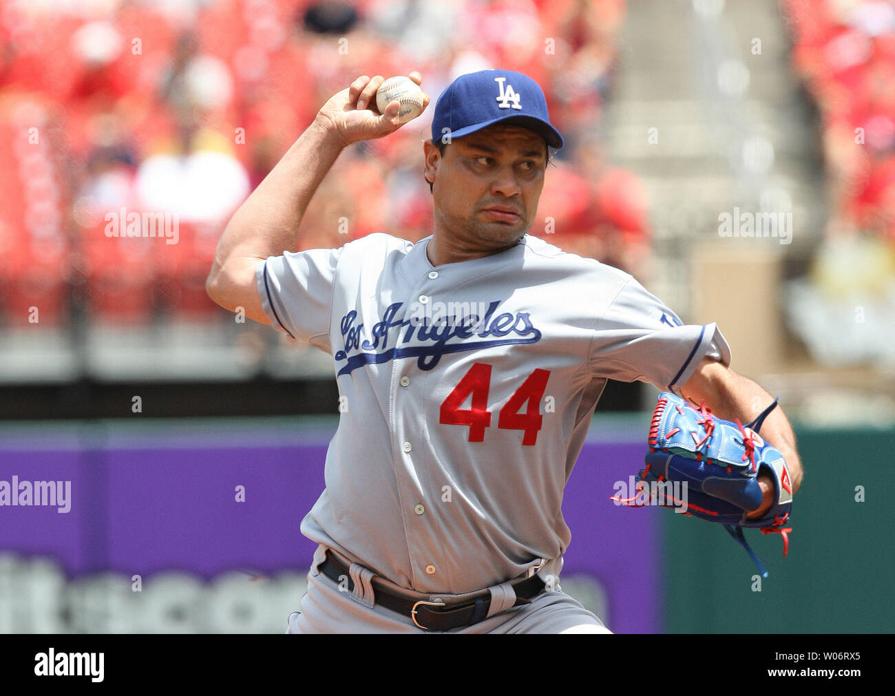 Los Angeles Dodgers starting pitcher Vicente Padilla delivers a pitch ...