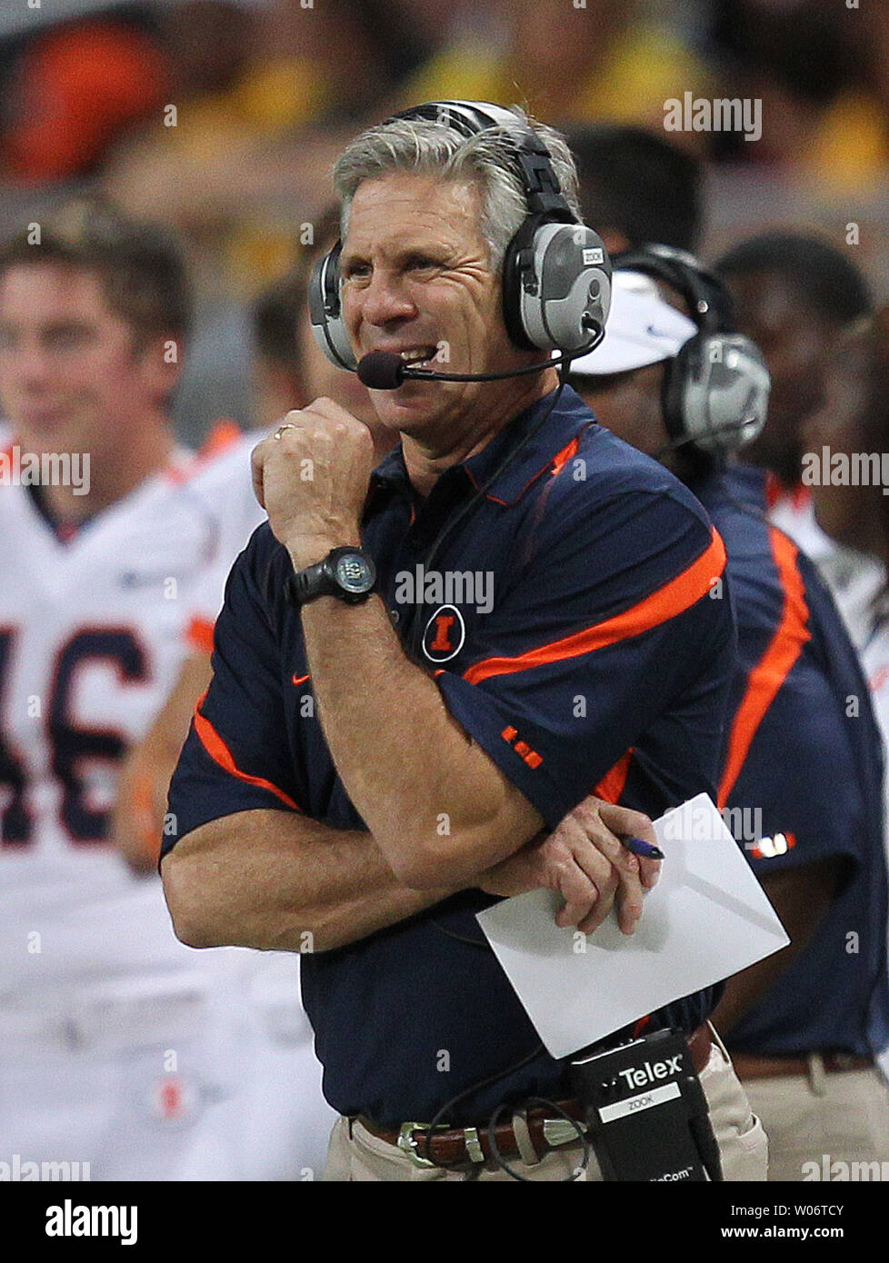 Illinois' head football coach Ron Zook watches his Illini team take on ...
