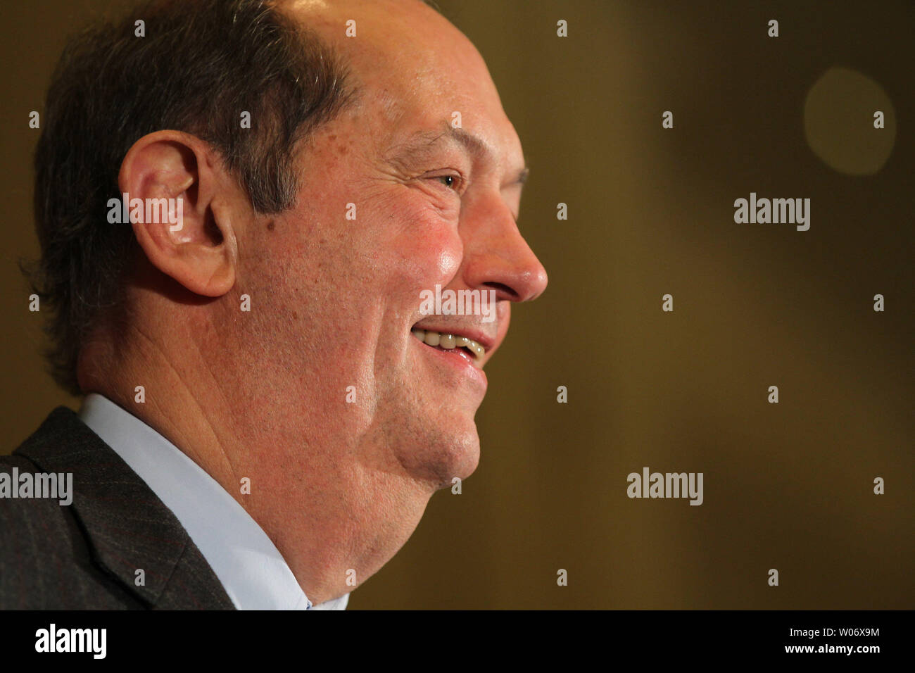 Former Sen. Bill Bradley smiles to the crowd as he delivers his ...