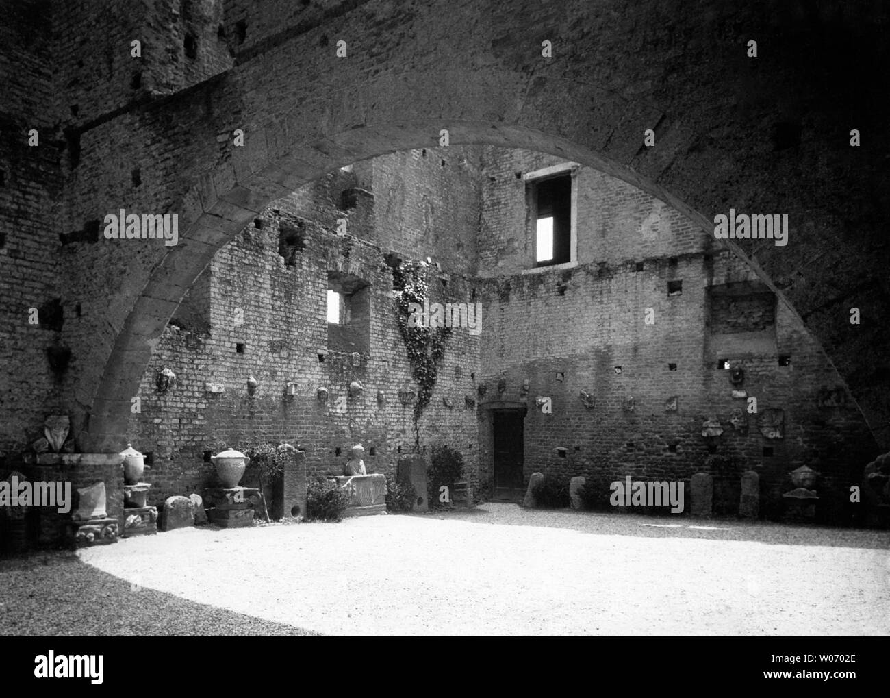rome, mausoleum of cecilia metella, 1930 Stock Photo - Alamy