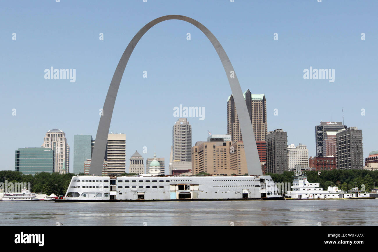 Mississippi river cruise gateway arch hi-res stock photography and ...