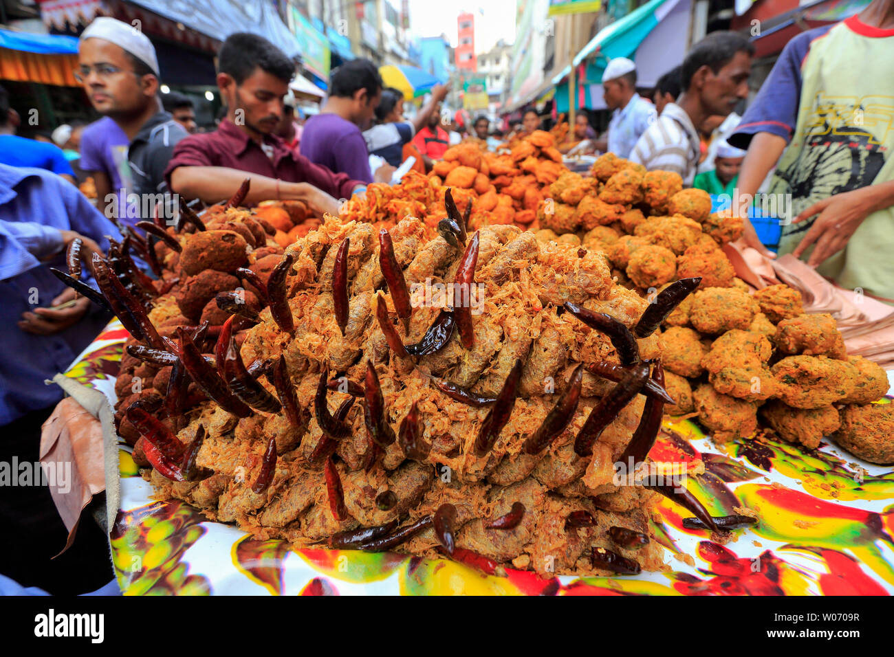 Vendors sell Iftar on the month of Ramadan at Chawk Bazar, Muslims ...
