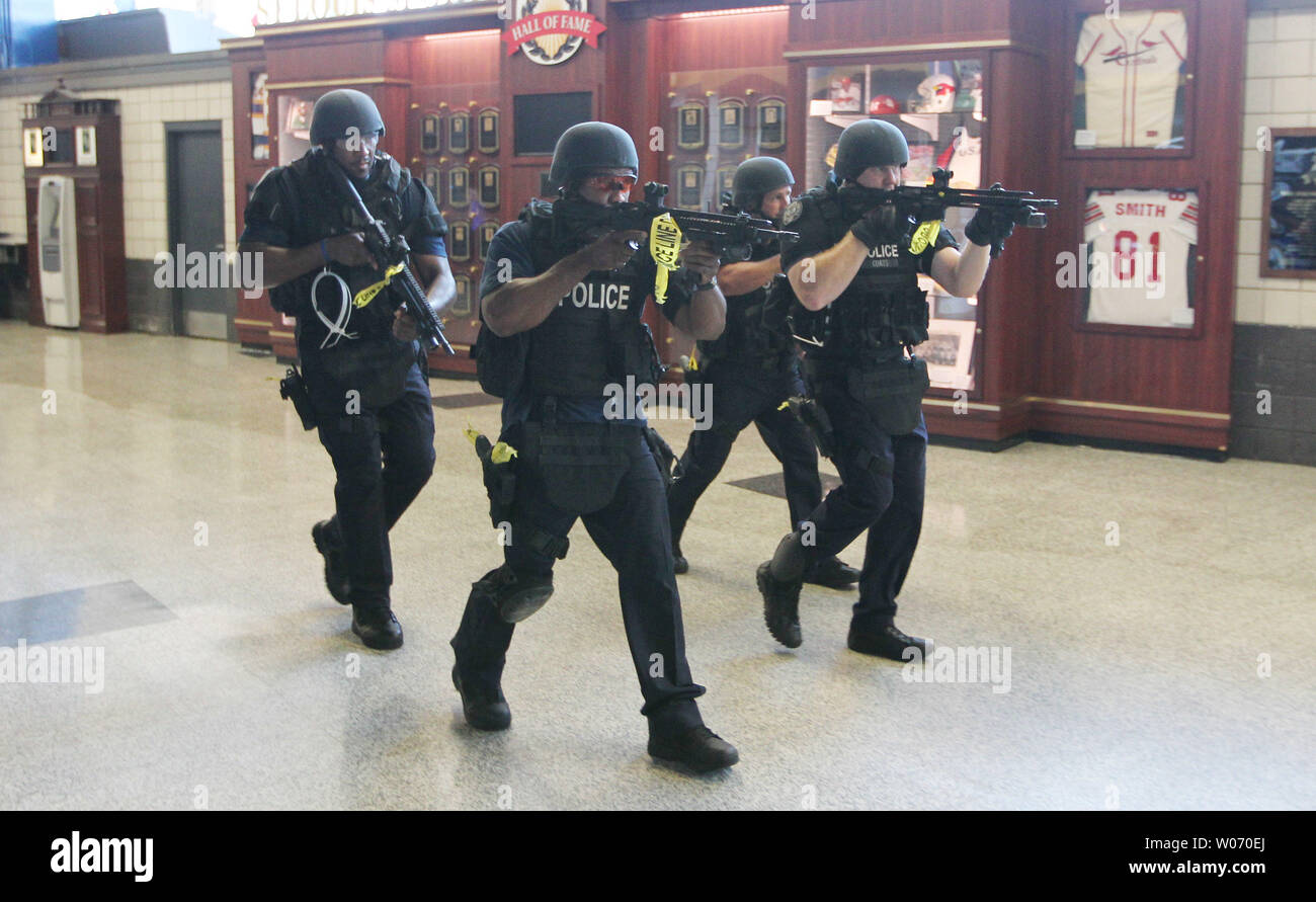 Swat team in hallway hi-res stock photography and images - Alamy