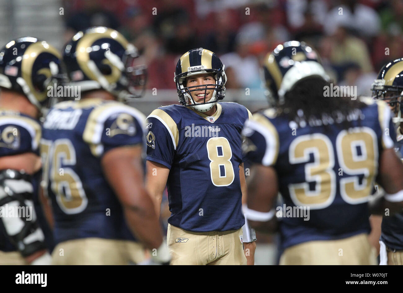 Nfl rams huddle hi-res stock photography and images - Alamy