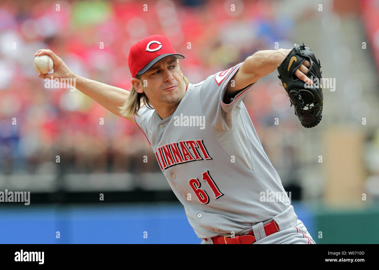 Cincinnati Reds starting pitcher Bronson Arroyo delivers a pitch to the ...