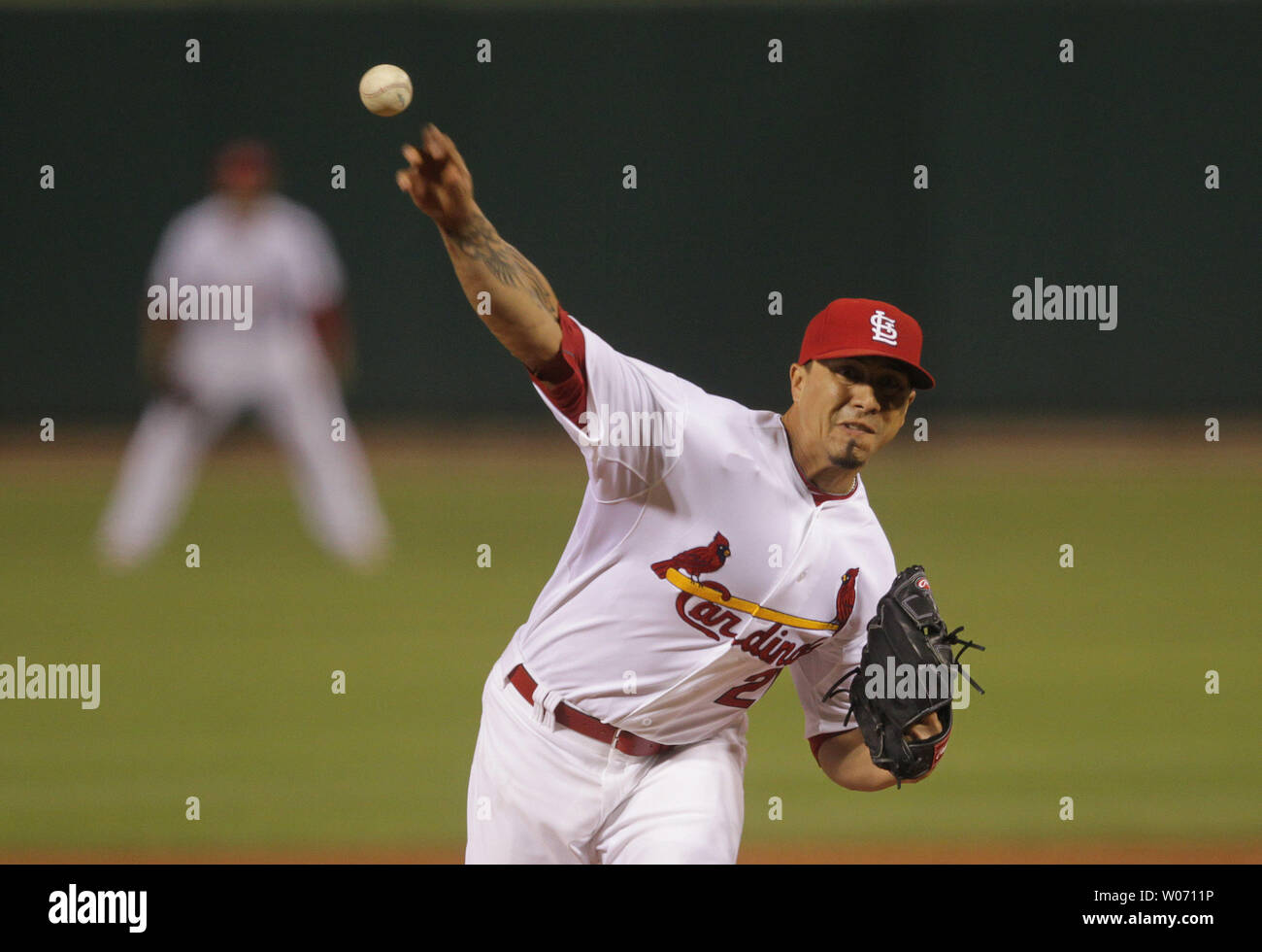 St. Louis Cardinals starting pitcher Kyle Lohse delivers a pitch to the ...