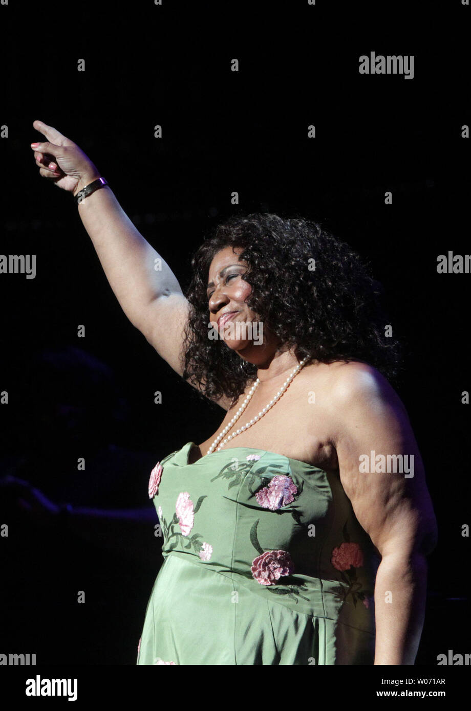 Singer Aretha Franklin entertains the crowd as she preforms at the ...