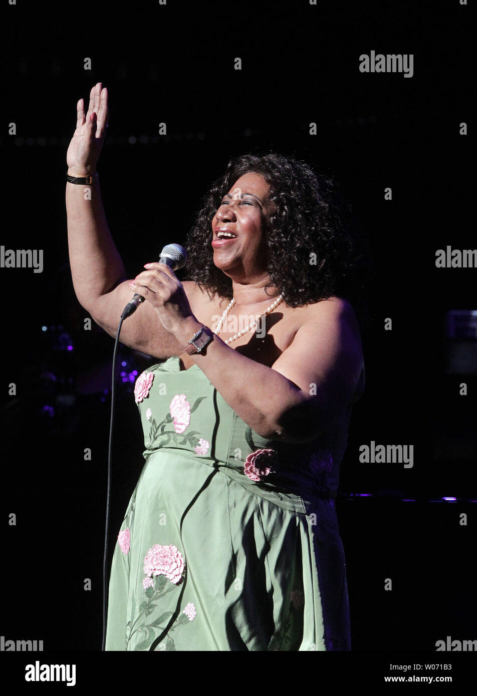 Singer Aretha Franklin entertains the crowd as she preforms at the ...