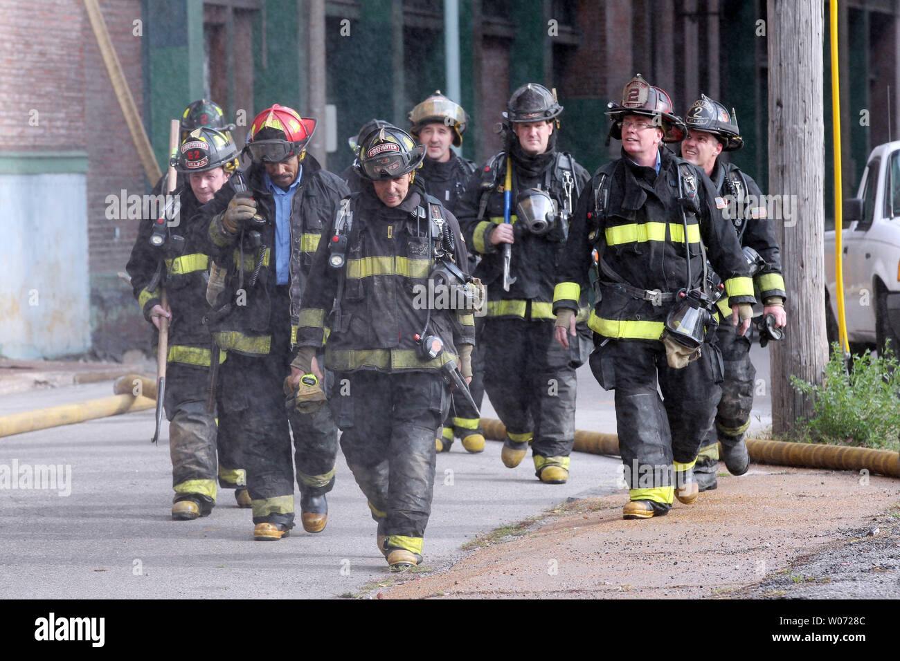 St. Louis firefighters arrive on the scene to battle a five-alarm fire ...