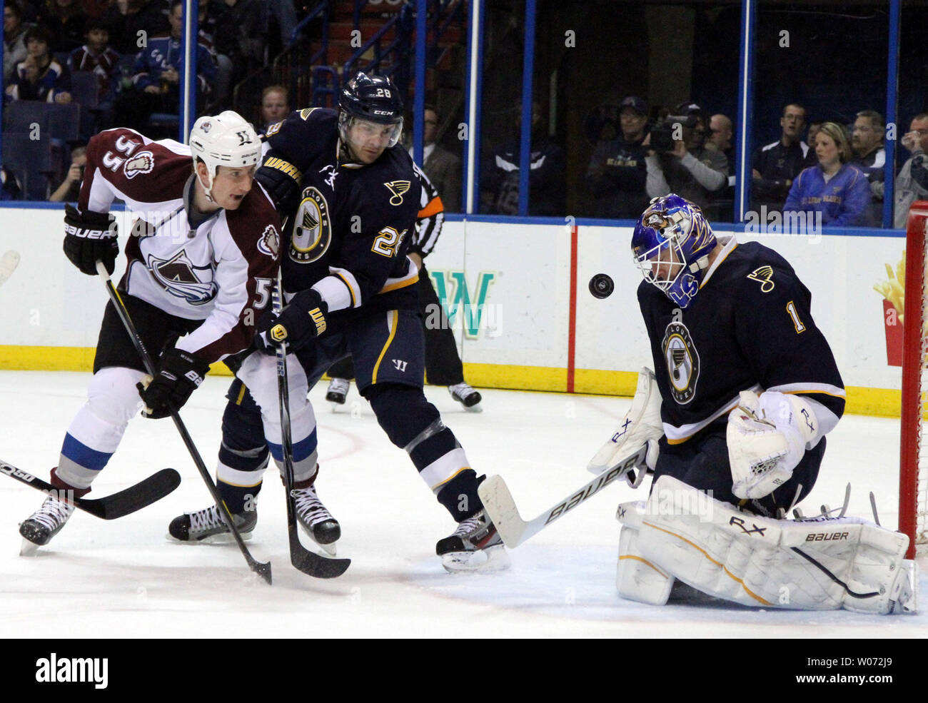 Goalie mask hi-res stock photography and images - Alamy