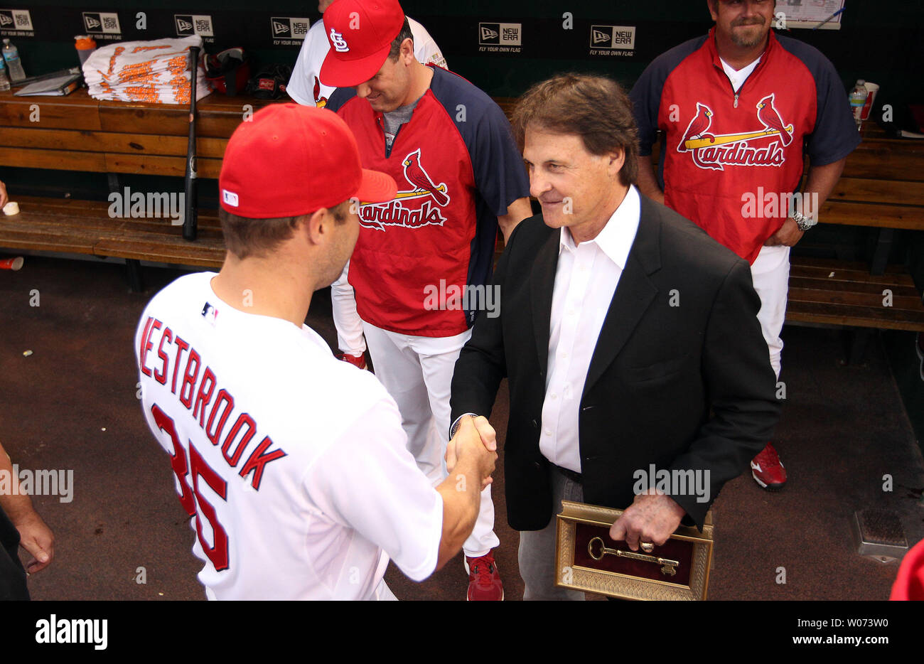 Former St. Louis Cardinals manager Tony LaRussa shakes hands with ...