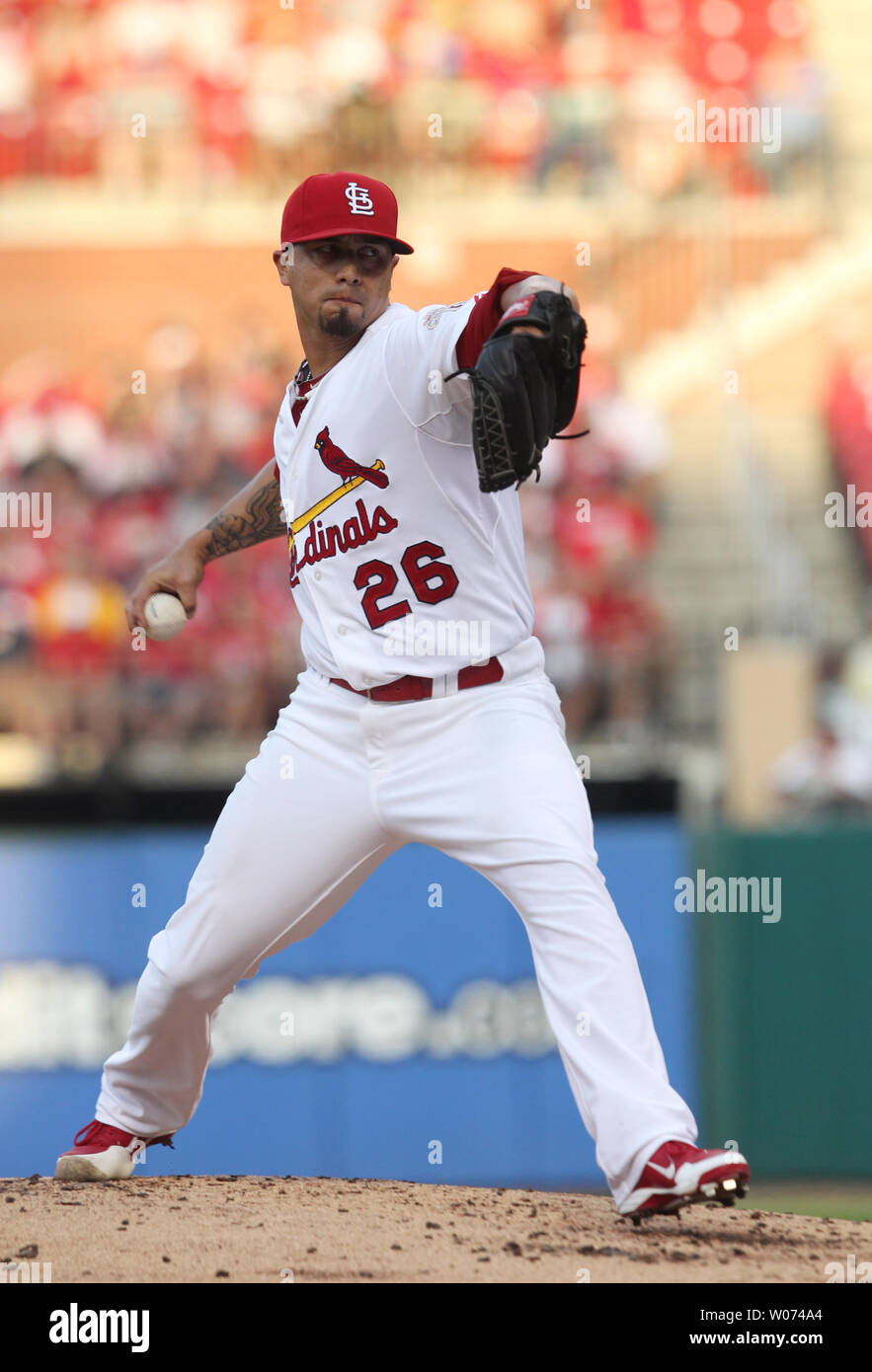 St. Louis Cardinals starting pitcher Kyle Lohse delivers a pitch to the ...