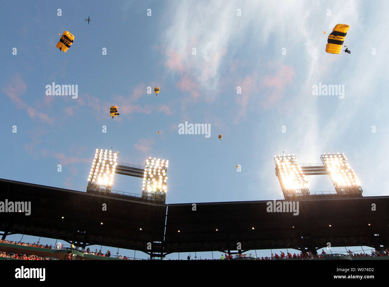 Members of the U.S. Army Golden Knights Parachute Team descend upon ...