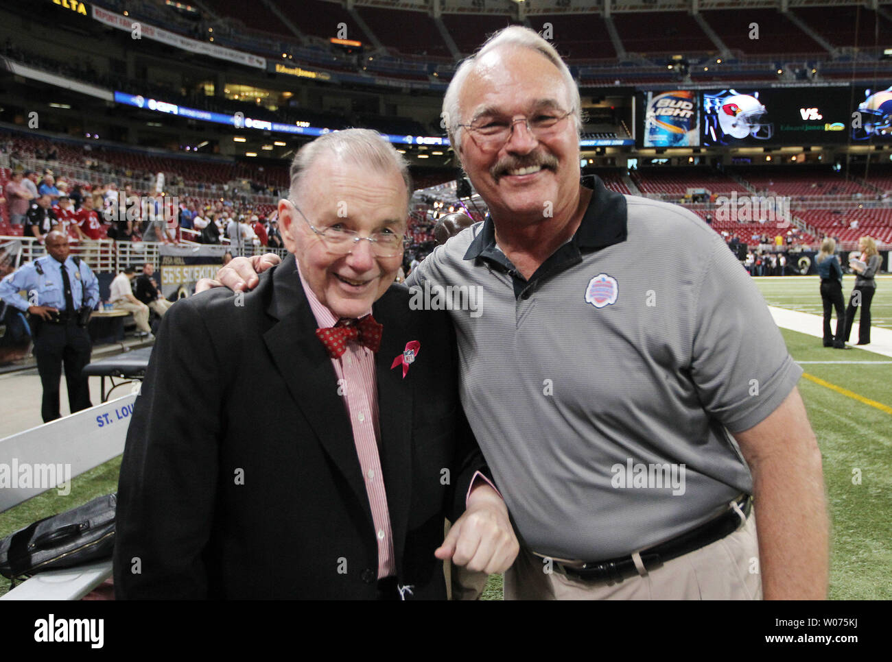 Arizona Cardinals owner Bill Bidwell (L) and former St. Louis Cardinals ...