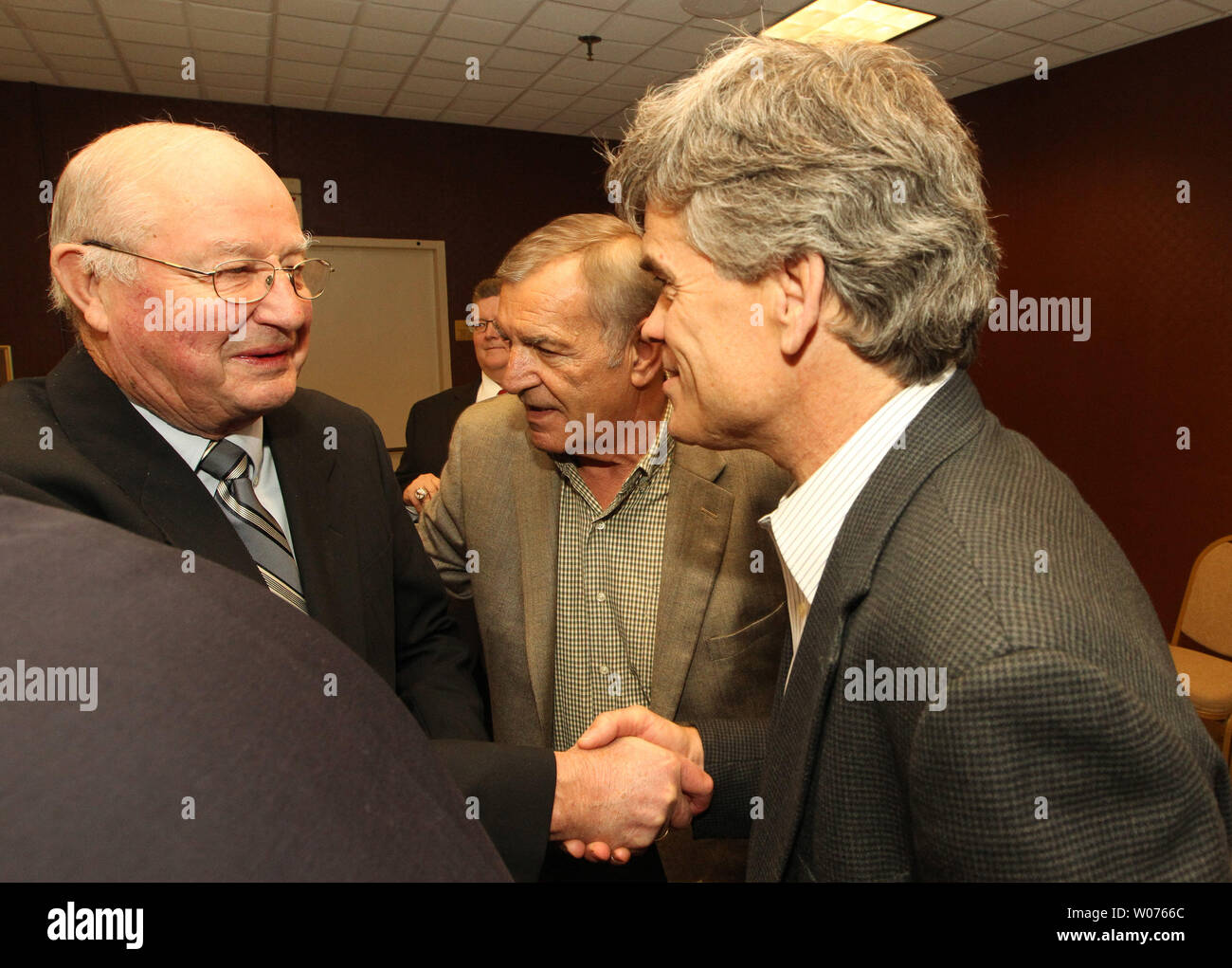 Former St. Louis Blues defenseman Bob Plager (C) introduces former ...