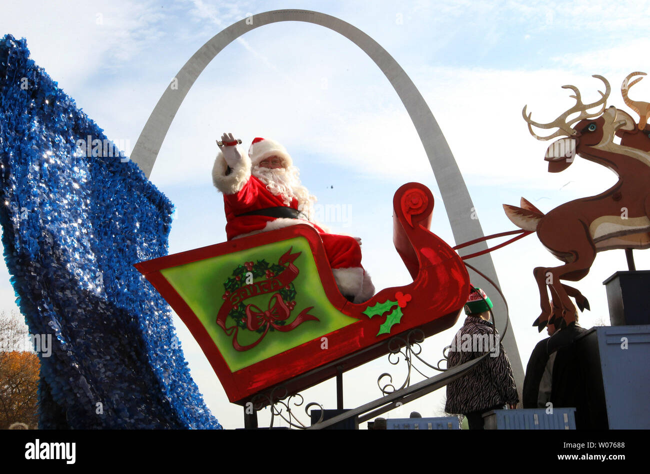 Santa Claus flys by the Gateway Arch during the annual Thanksgiving Day ...
