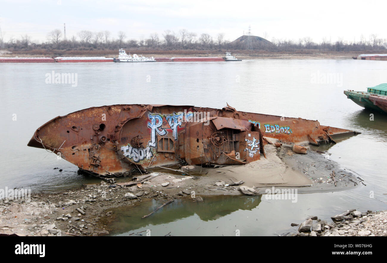 Mississippi river st louis drought hi-res stock photography and images ...