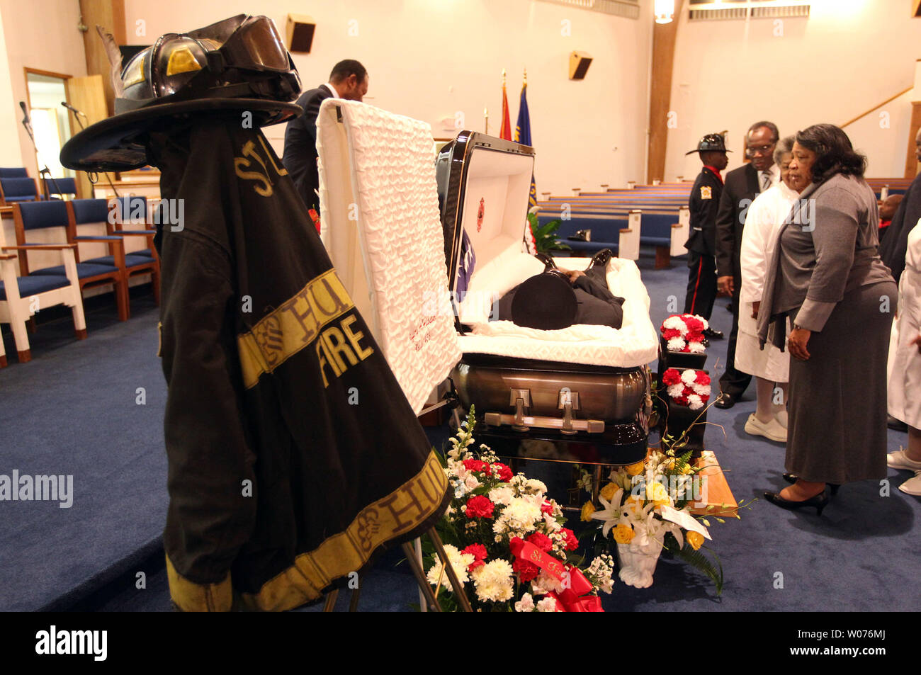 Mourners pay their last respects to St. Louis firefighter Jeffery ...