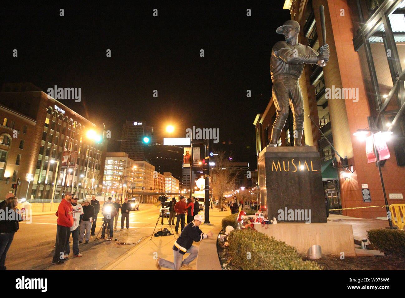 Stan musial statue busch stadium hi-res stock photography and images ...