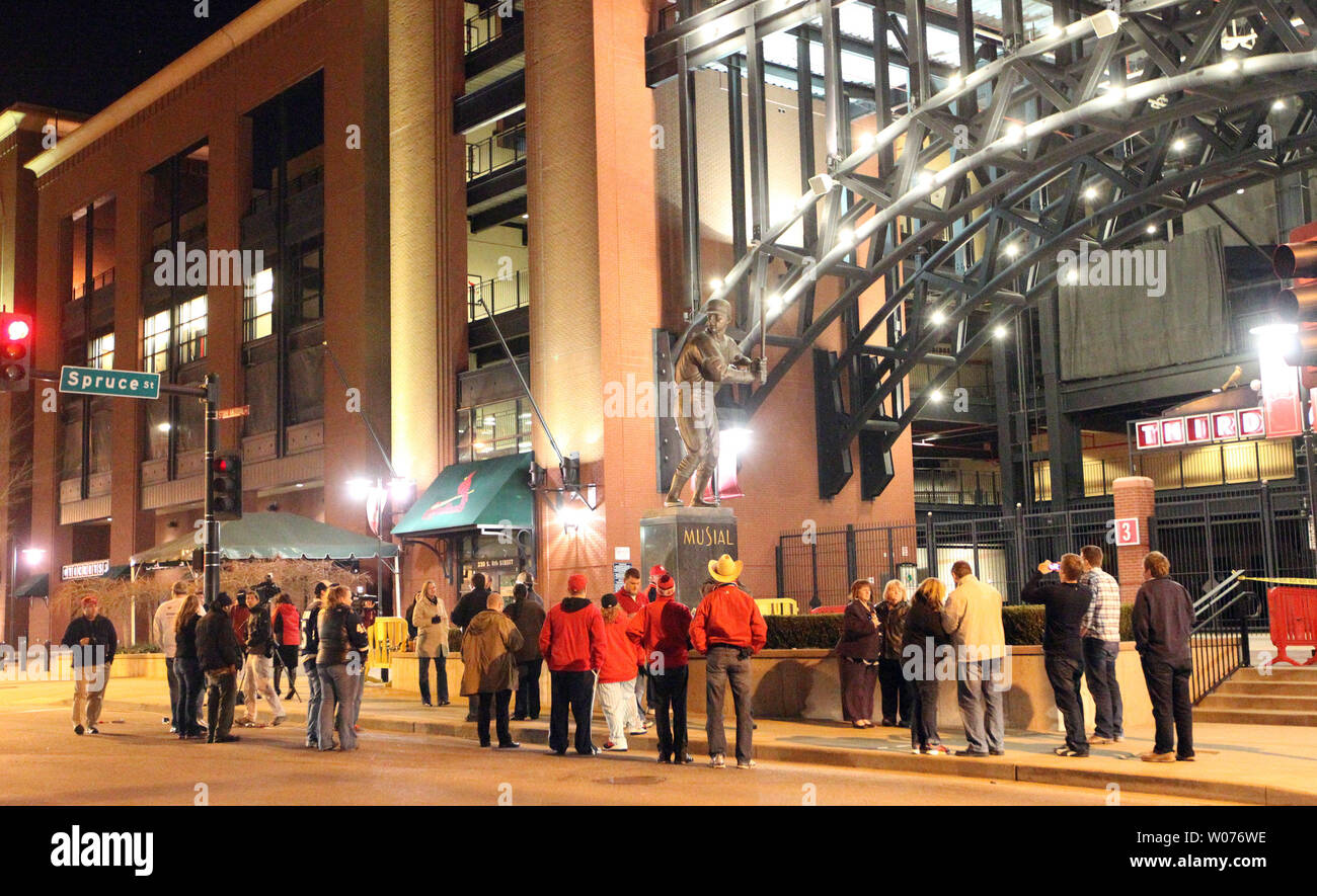 Stan musial statue busch stadium hi-res stock photography and images ...