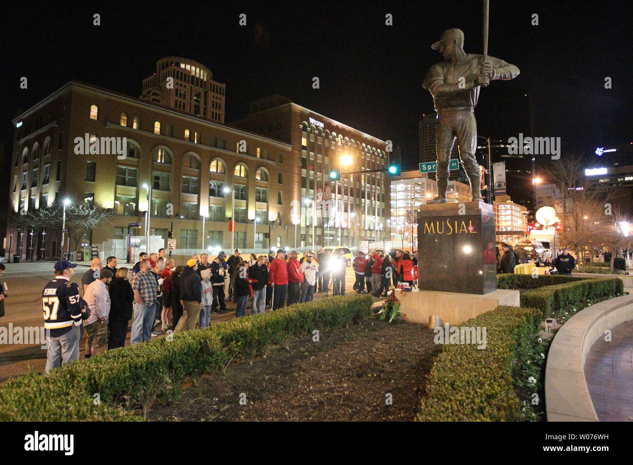 Stan musial statue busch stadium hi-res stock photography and images ...