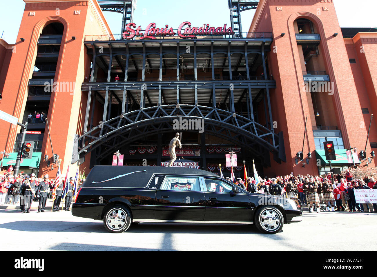 Stan musial statue busch stadium hi-res stock photography and images ...