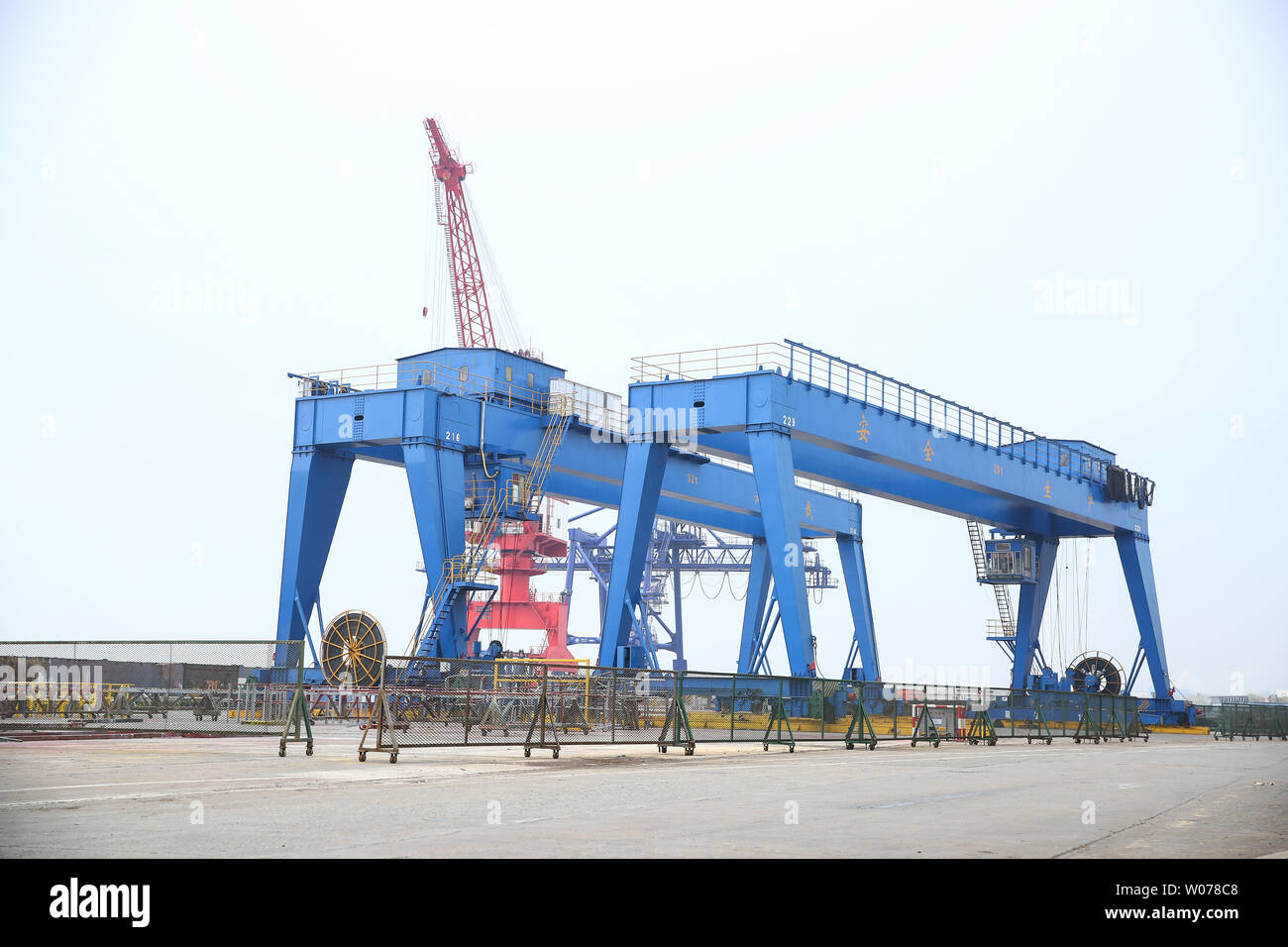 Dragon gate crane track crane Stock Photo - Alamy