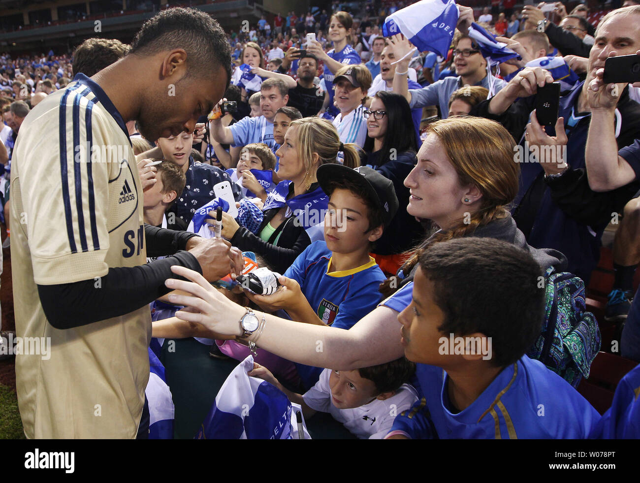 Ashley c`ole signs for chelsea hi-res stock photography and images - Alamy