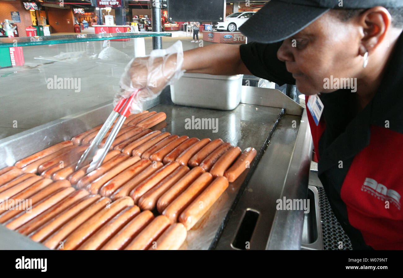 Concession stand worker hi-res stock photography and images - Alamy