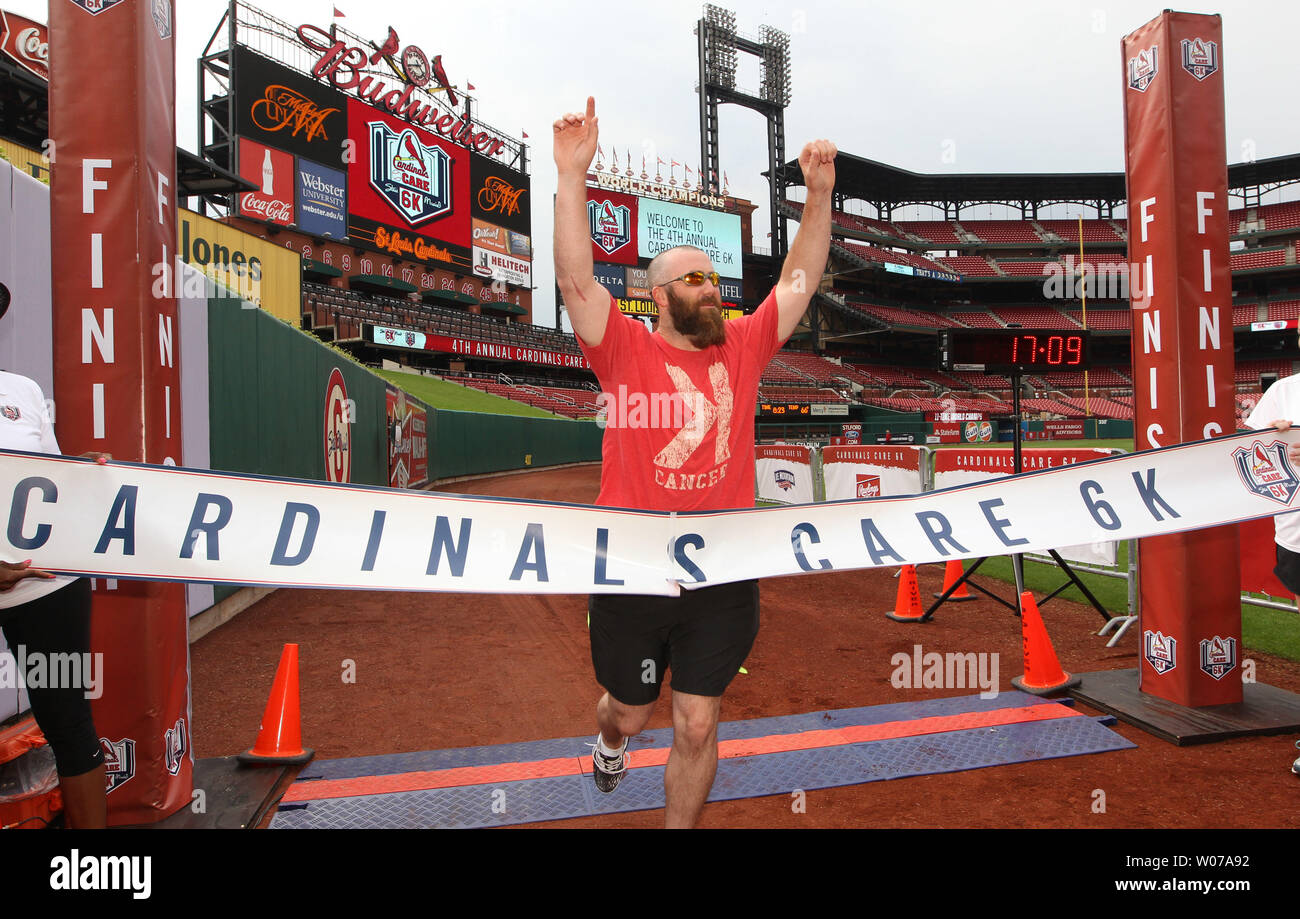 Finish line tape hi-res stock photography and images - Alamy