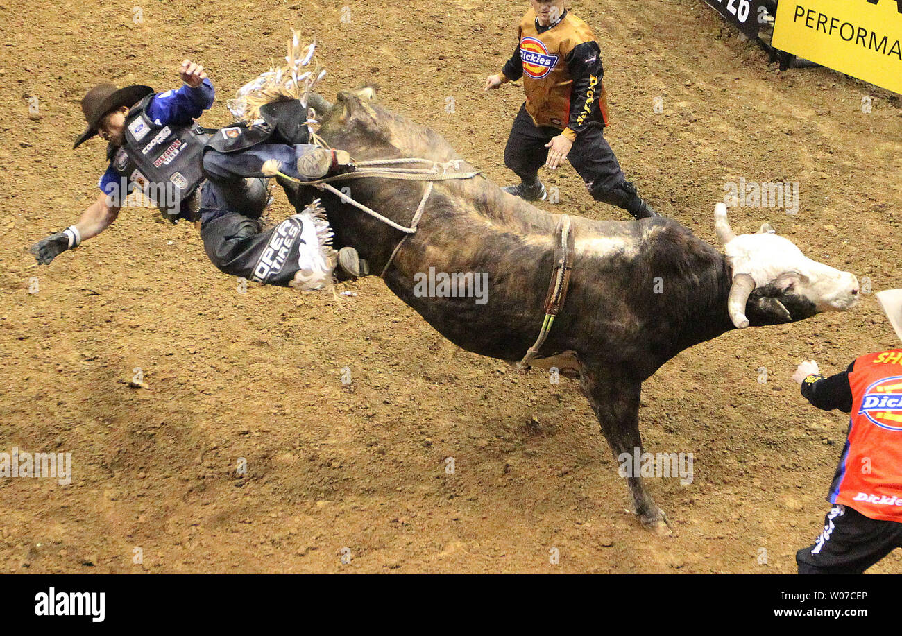 Eduardo Aparecido gets his boot caught in ropes after being thrown from ...